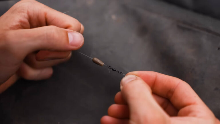 How to Set Up a Method Feeder Rig - What Hook Size Do You Need - Outdoor Fitness Mag